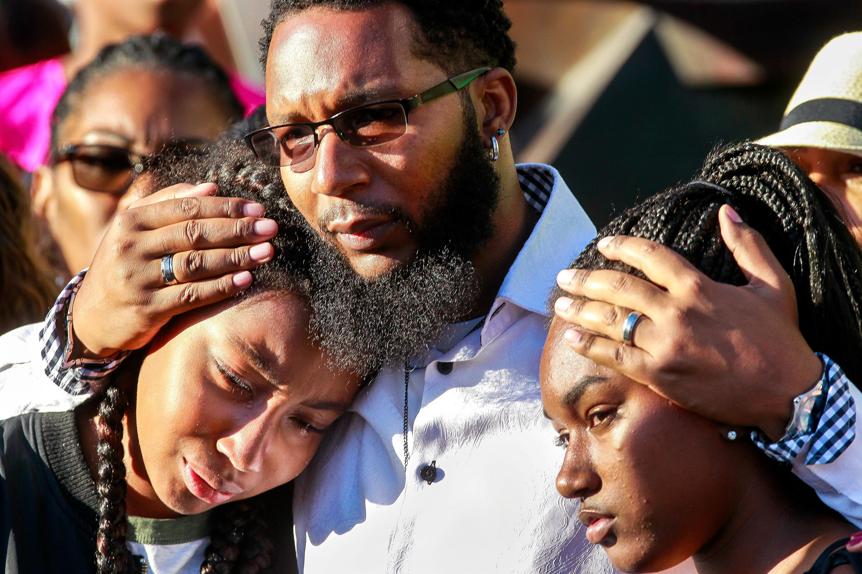 GENW_7608159373_VigilForShootingVictim – NPPA Contests